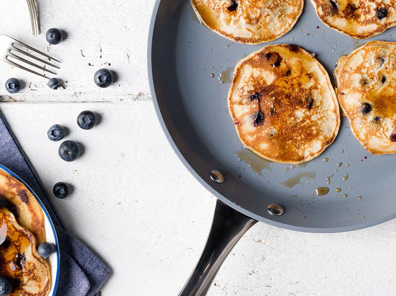 Amerikanske pandekager med blåbær og ahornsirup – Greenpan DE